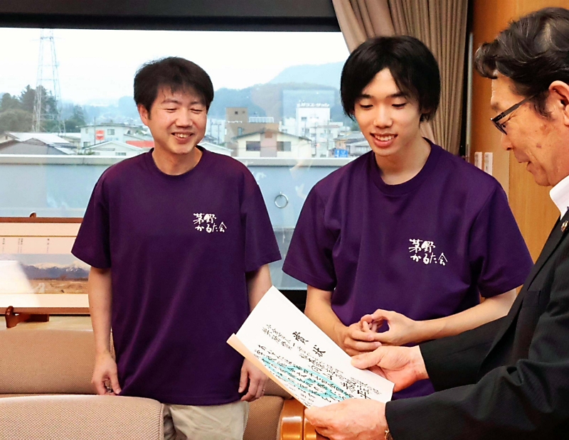 全国総文祭の小倉百人一首かるた部門でベスト8の県代表 メンバーで松本深志高2年の向山さんが茅野市役所で喜び語る｜信濃毎日新聞デジタル 信州 ...