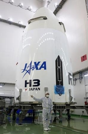 JAXA、超小型衛星2機を公開 新型H3ロケットに搭載｜信濃毎日新聞デジタル 信州・長野県のニュースサイト