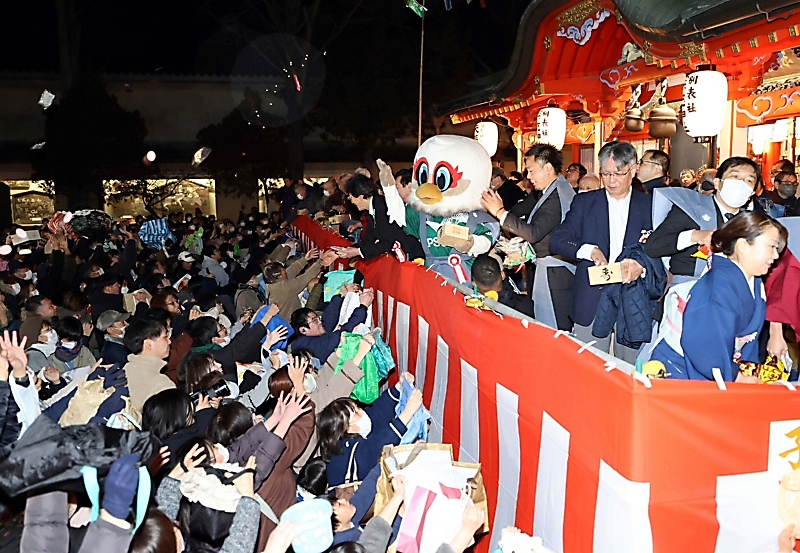 福豆や福もち1万8千袋 松本の深志神社で4年ぶり節分祭 「ガンズくん」も登場【動画付き】｜信濃毎日新聞デジタル 信州・長野県のニュースサイト